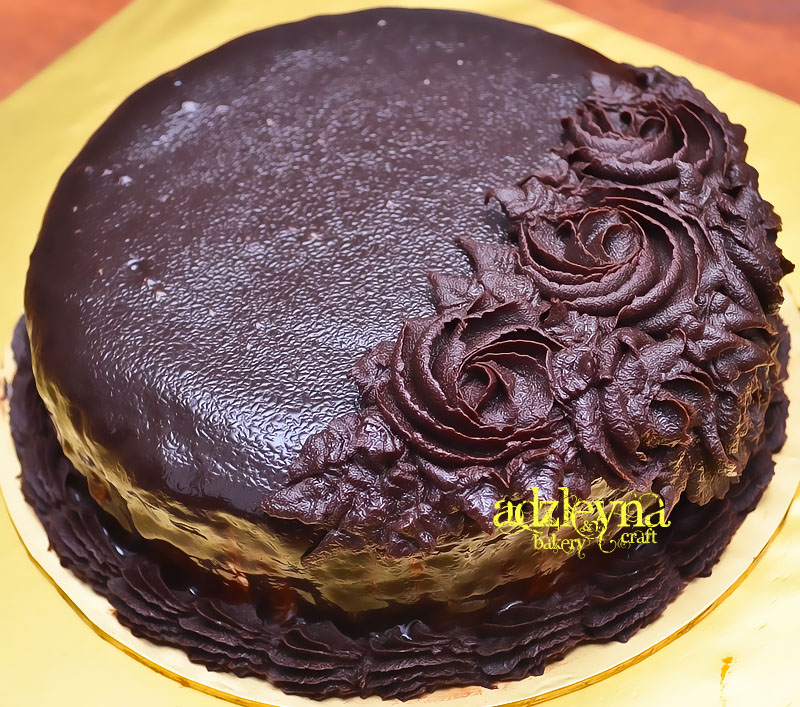 Adzleyna Bakery and Craft (ABC): Kek Coklat Moist: Hiasan Bunga Ros Coklat