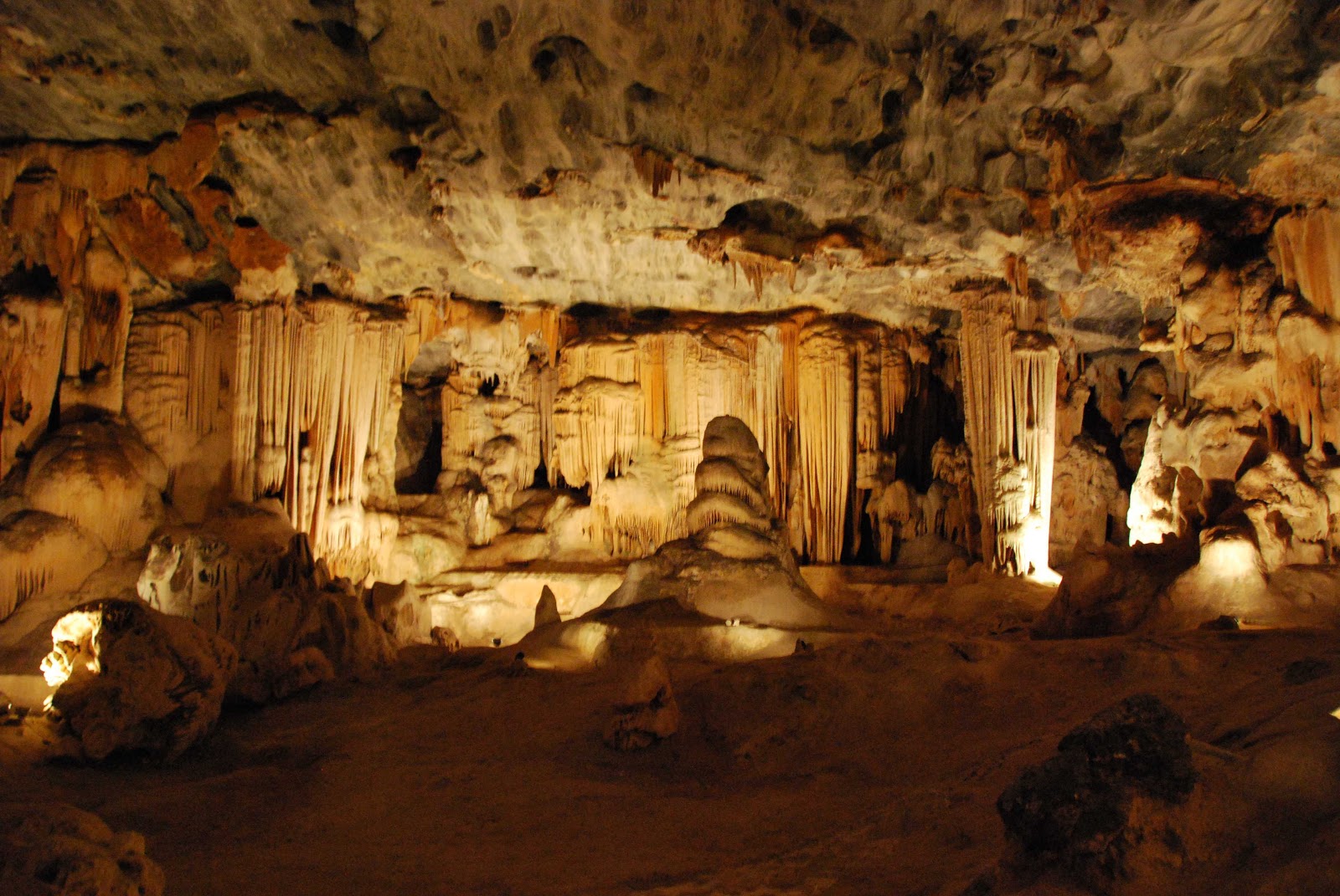 Tot hier en verder...: Klauteren in grotten en ploeteren in het zand