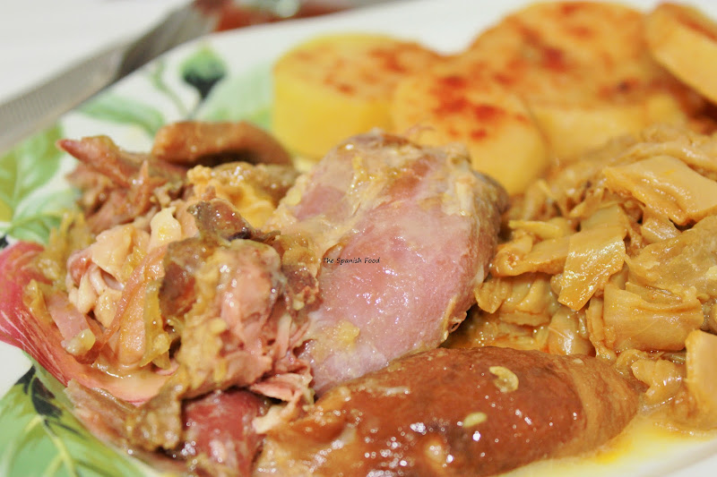 CODILLO CON PATATAS Y REPOLLO