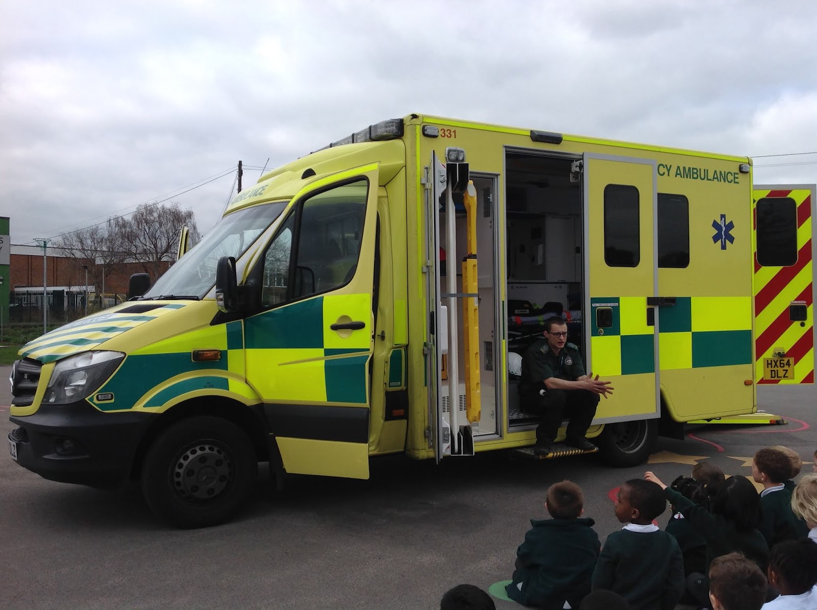 Suttons Primary School: Yellow class - Paramedic and ambulance visit