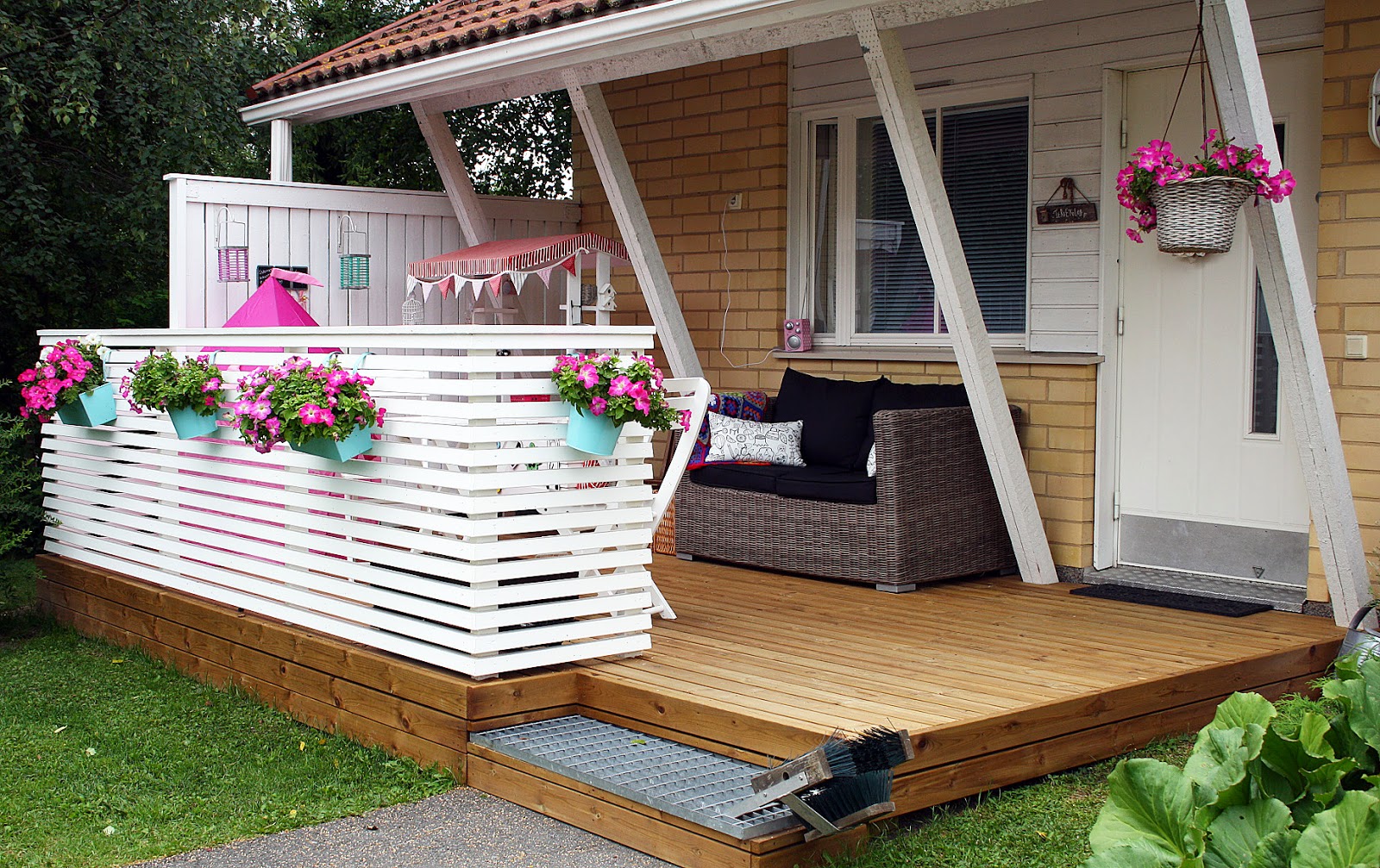 Koristetyynyt etupihan uudelle terassille - Ideatasku
