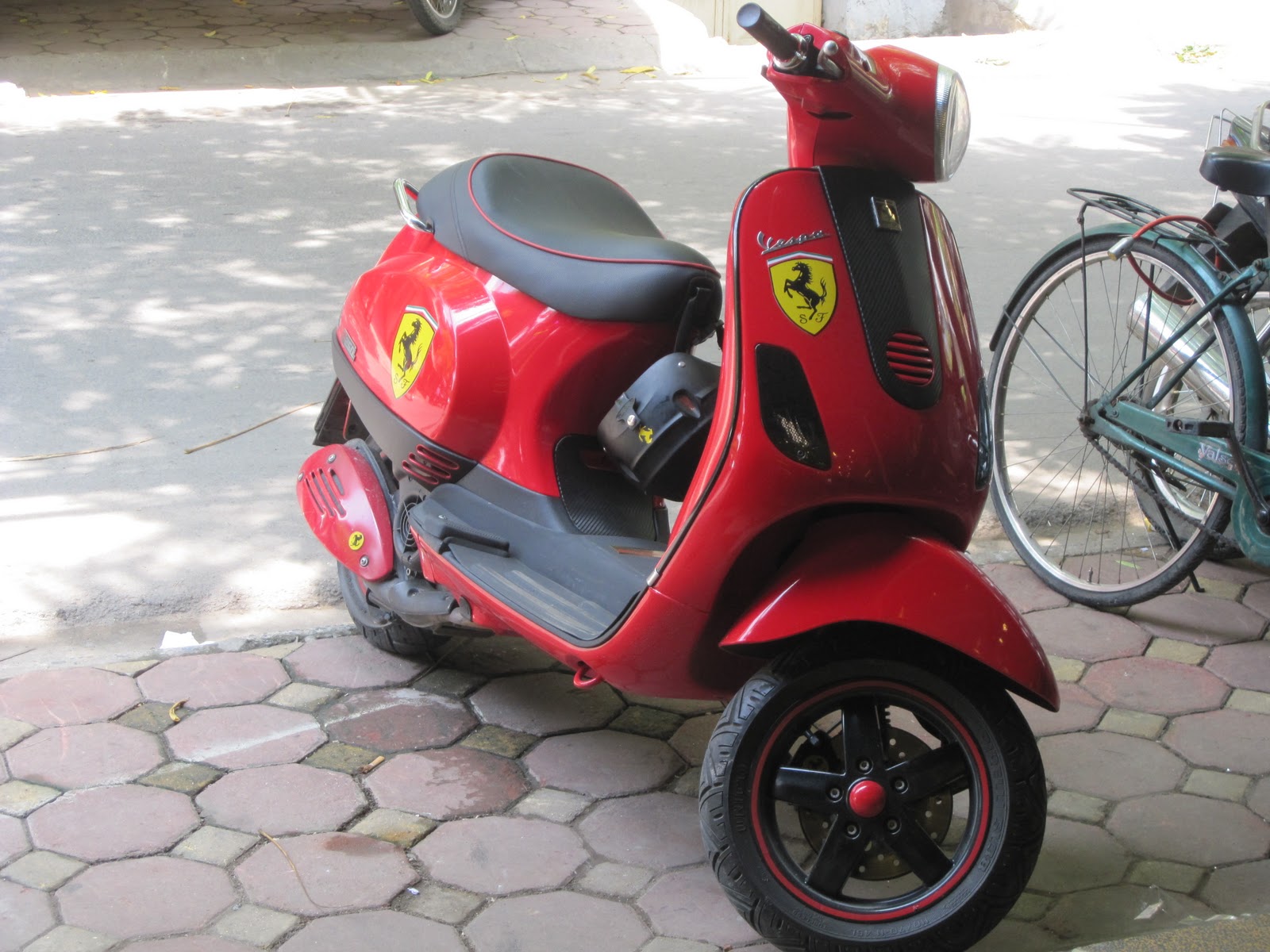 SondAuto's Blog: Ferrari 458 italia and Vespa LX150 Ferrari Limited ...