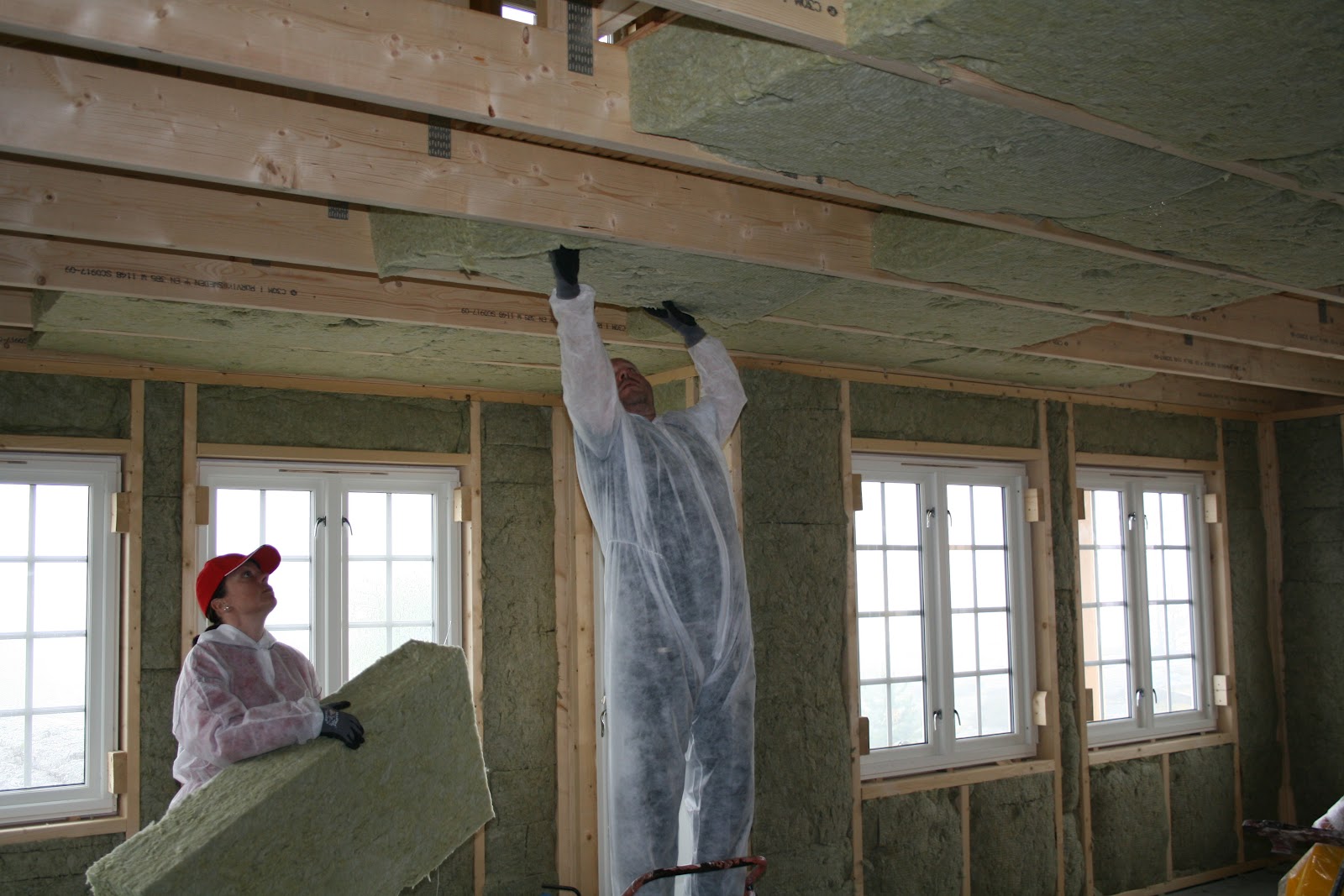 Vi bygger hytte på Solliheia: Beising, isolering & plasting!!