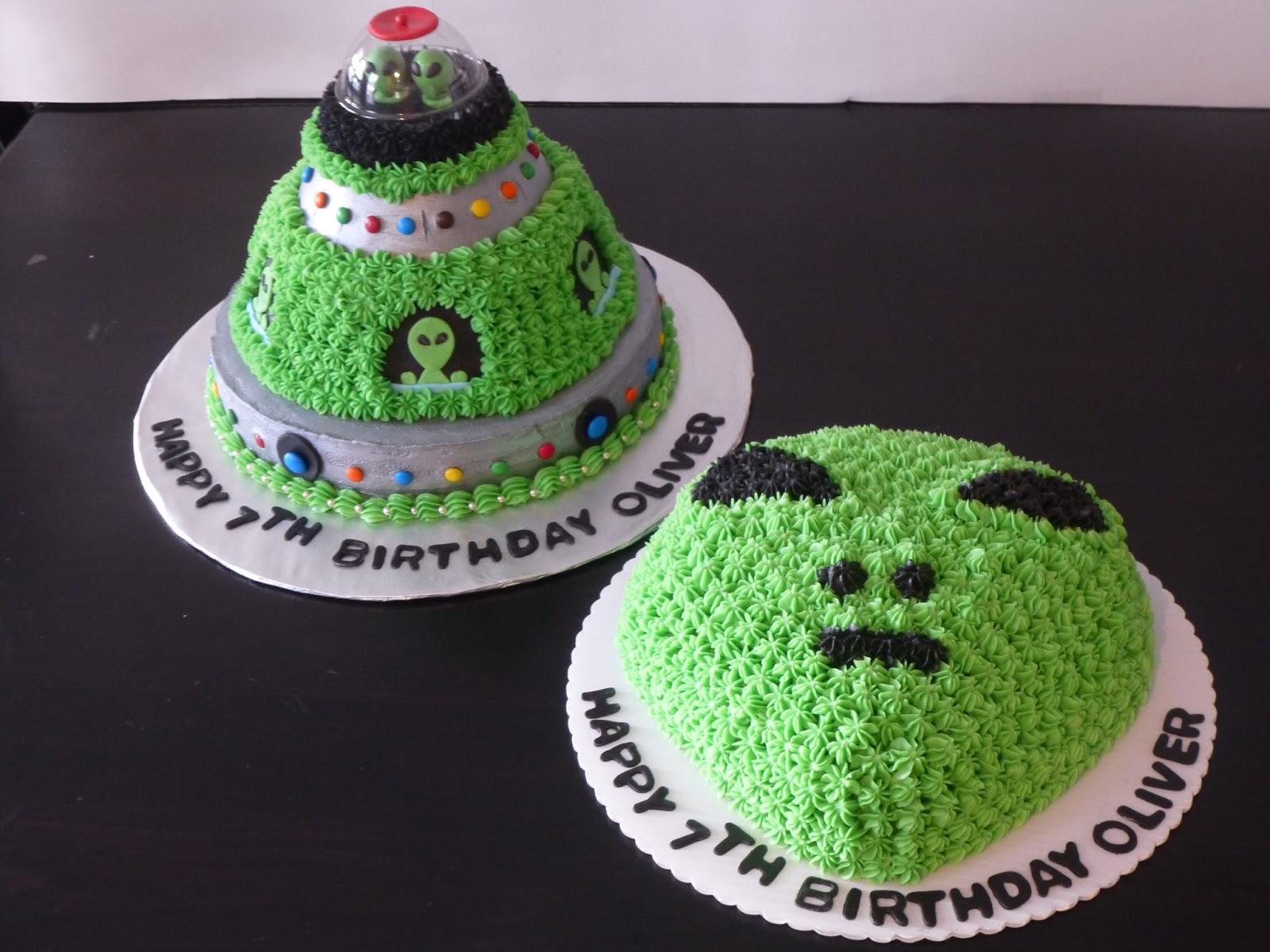 CLASSIC CAKES: Alien Spaceship & Alien Face