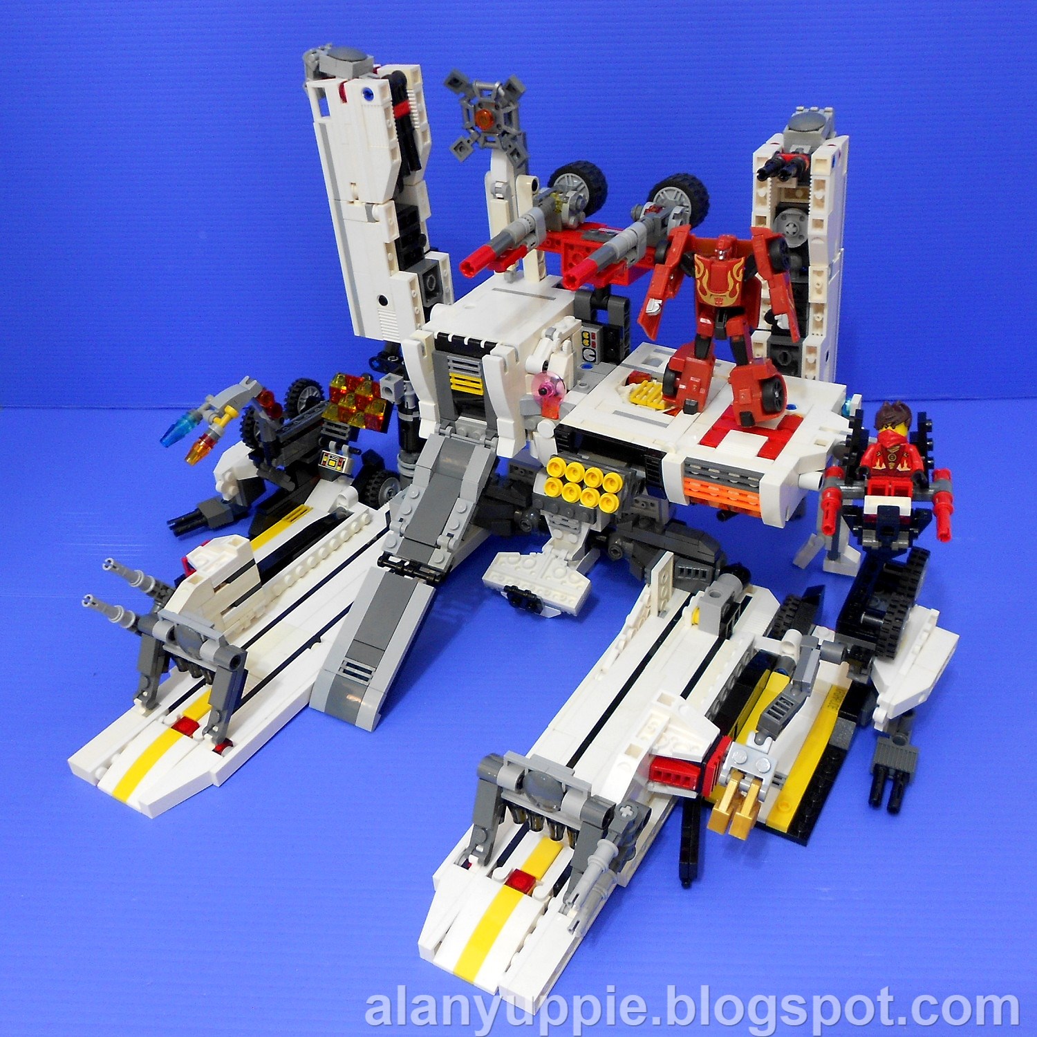 Alanyuppie's LEGO Transformers: LEGO Metroplex: Part 3 of 3: Base Mode