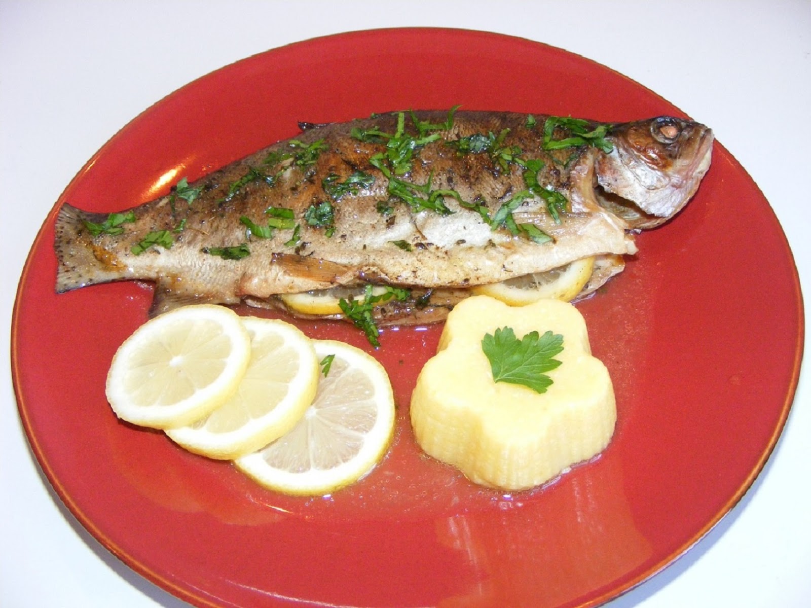 Pastrav la cuptor in sos de vin alb | Preparatedevis.ro