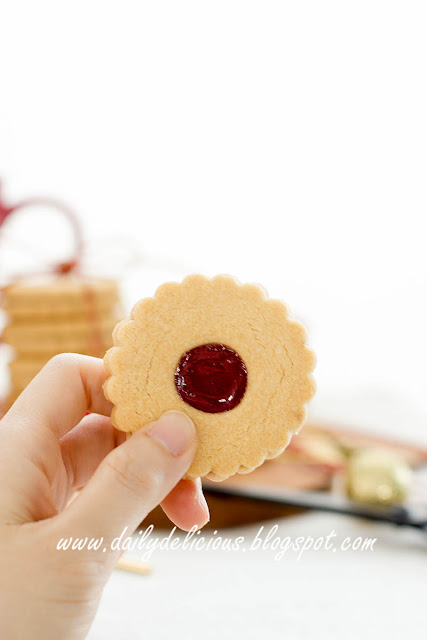 dailydelicious: Gift from the kitchen: Jam filled cookies