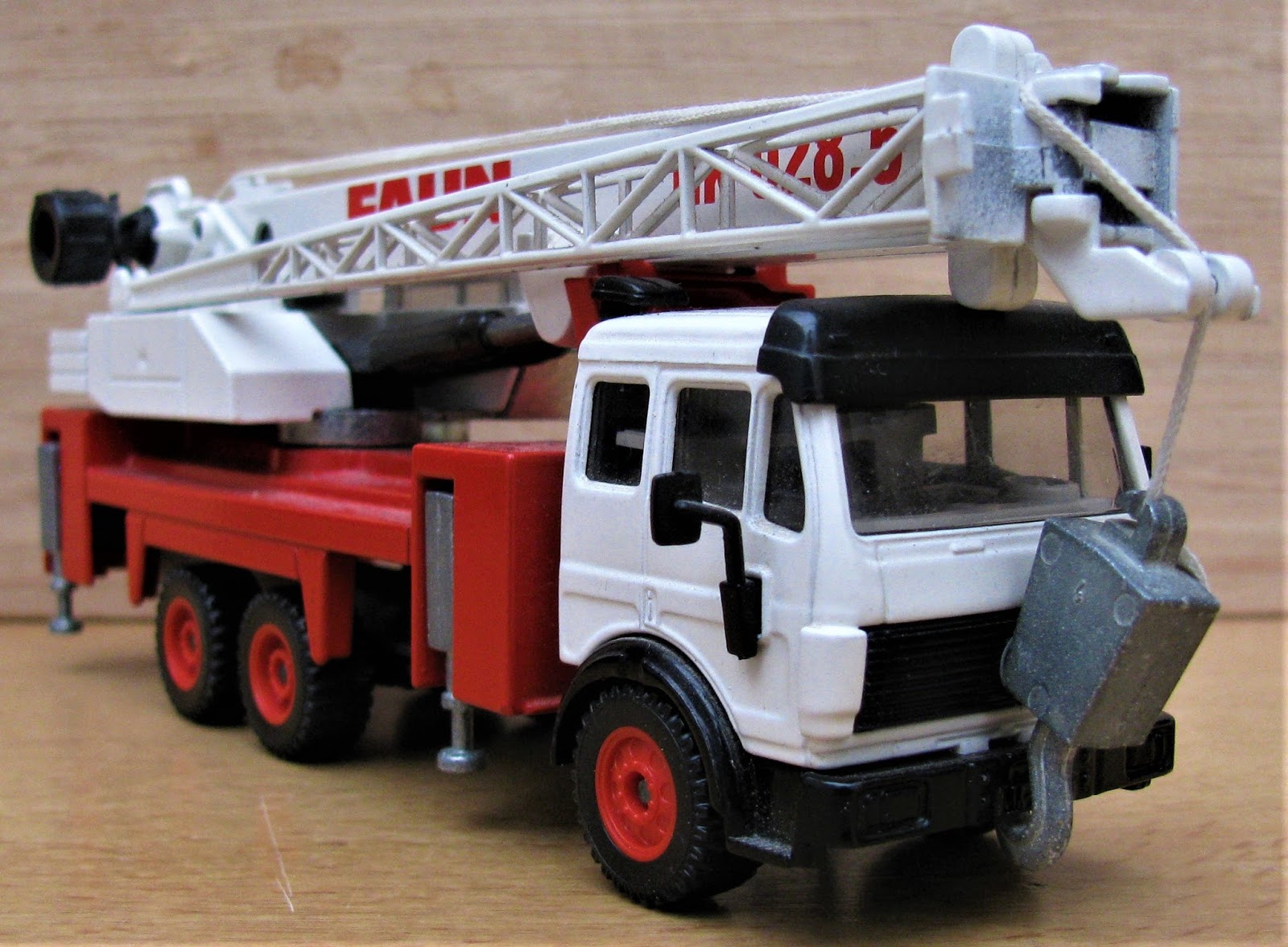 Siku Fotoblog.: Siku 3723 Mercedes Faun Teleskop-Autokran/Telescopic Crane.