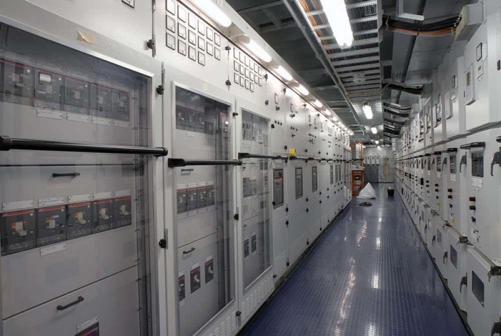 Kakilapan: Papan Suis Utama Voltan Rendah