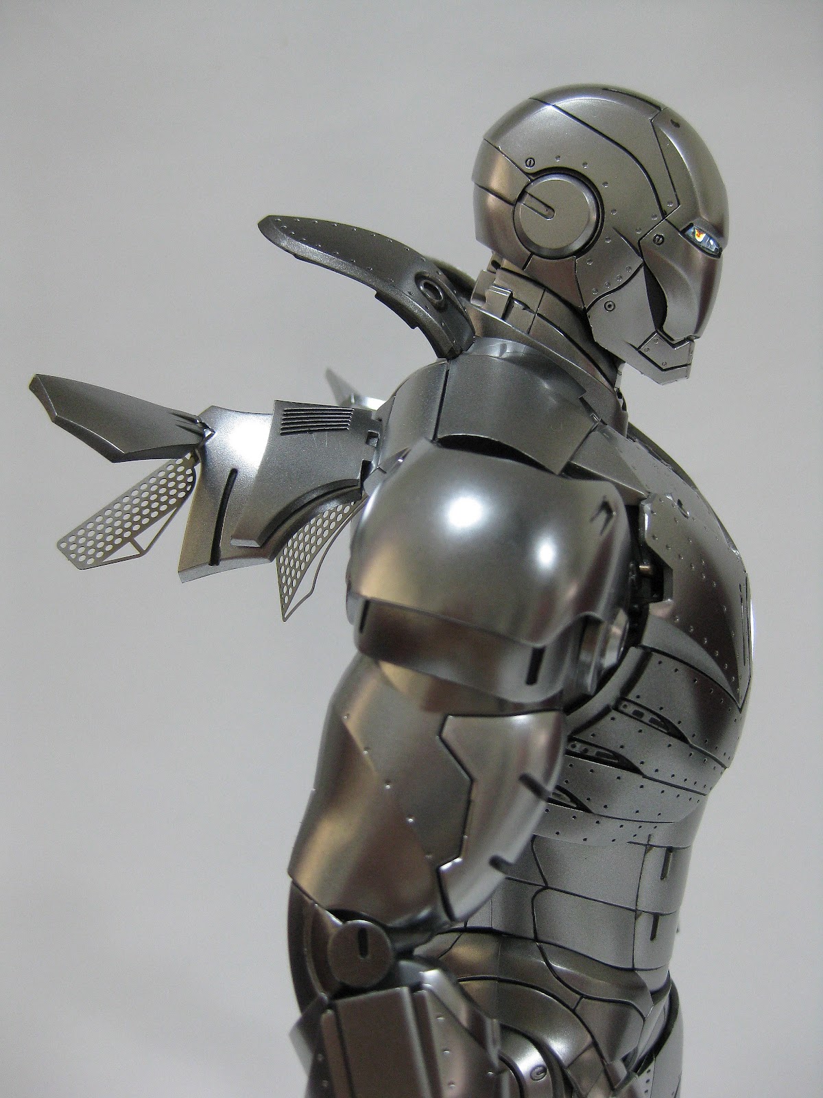 deSMOnd Collection: Hot Toys "Iron Man Mark II" Armor Unleashed Version ...