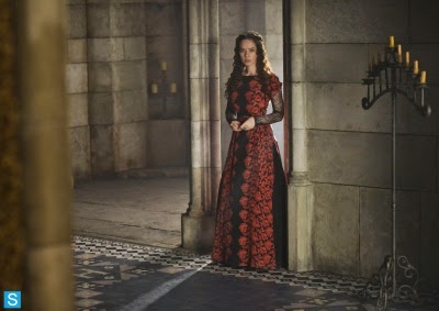 Double on Fashion: Figurino da série Reign