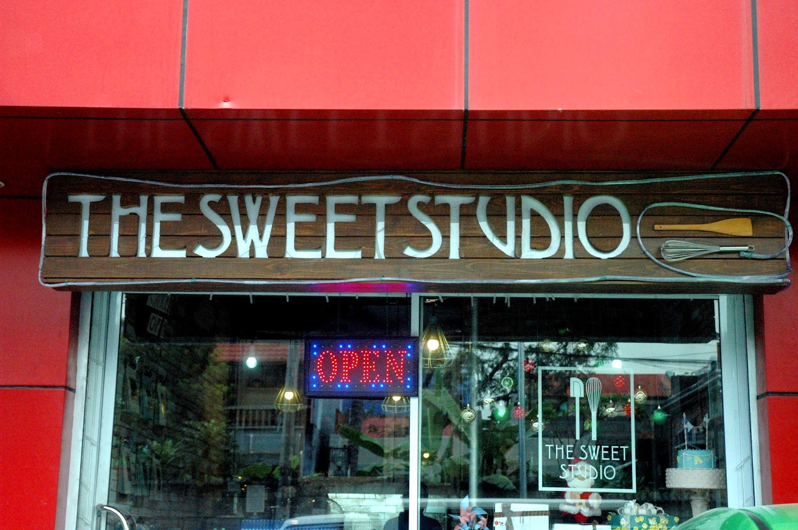 DUDE FOR FOOD: Pies, Tortes, and Cakes at The Sweet Studio