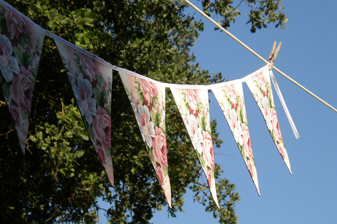 Amongst The Oaks: Bunting Tutorial