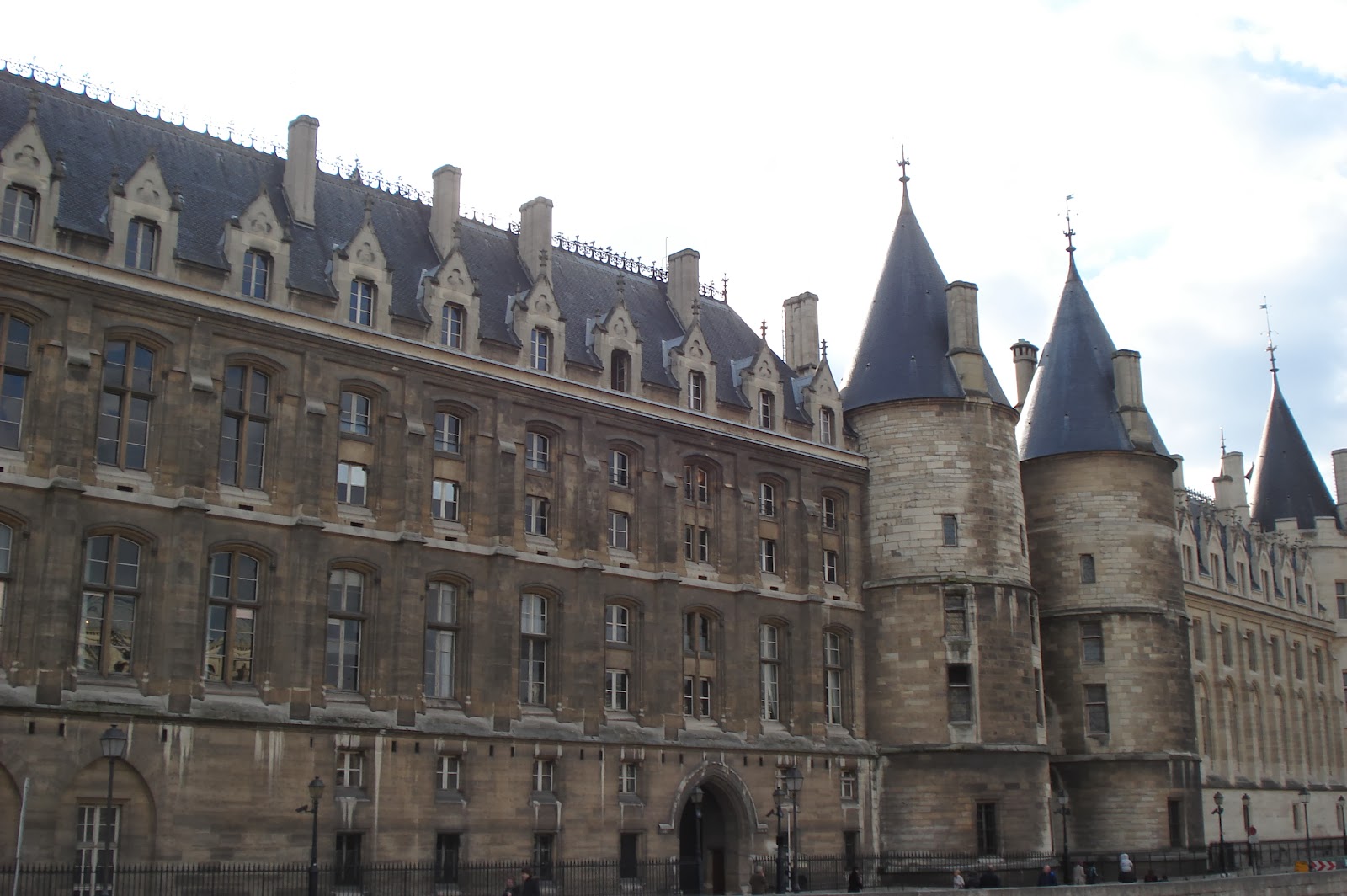 Paris on thème: Architecture médiévale. Les édifices royaux: demeures ...