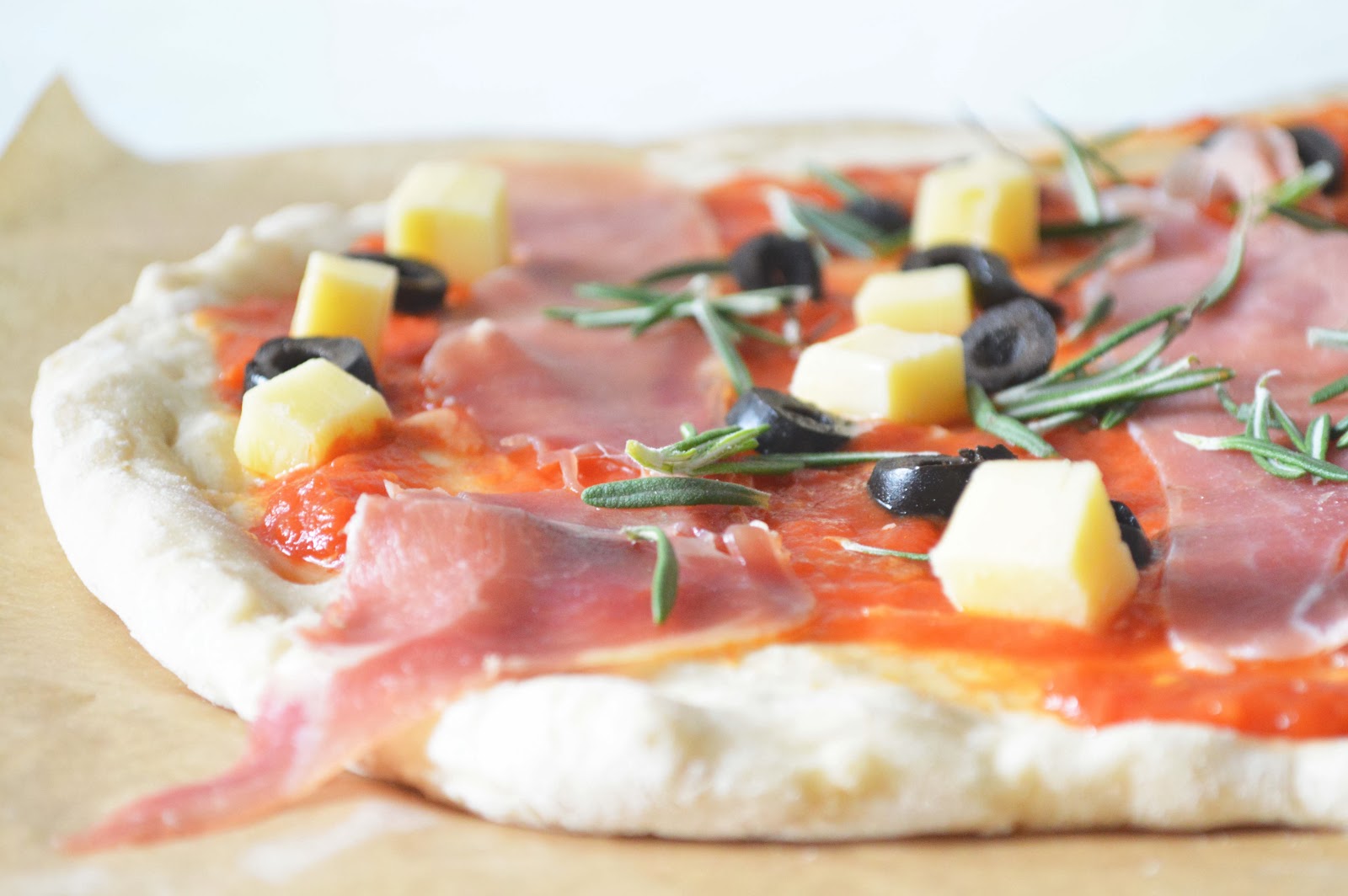 pizza de presunto, cheddar, azeitonas e alecrim // prosciutto, cheddar ...