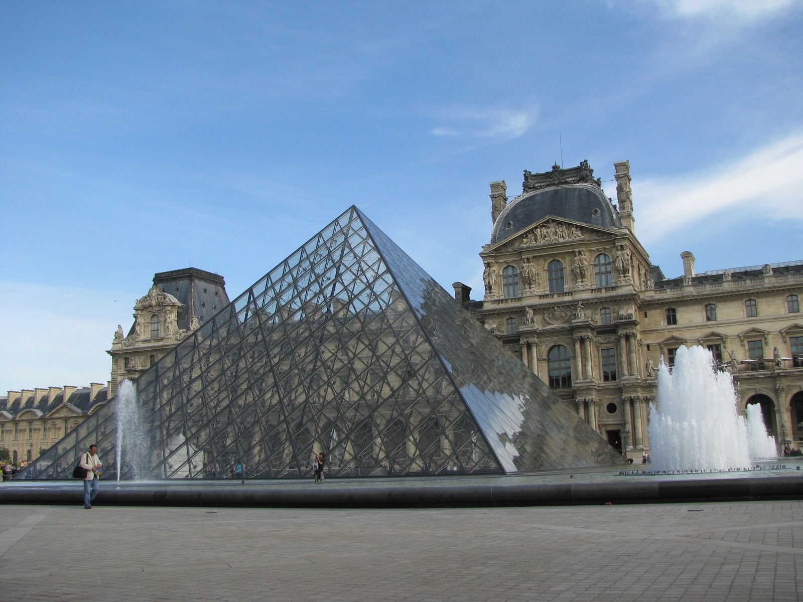 La pyramide du Louvre 3ème Arts plastiques