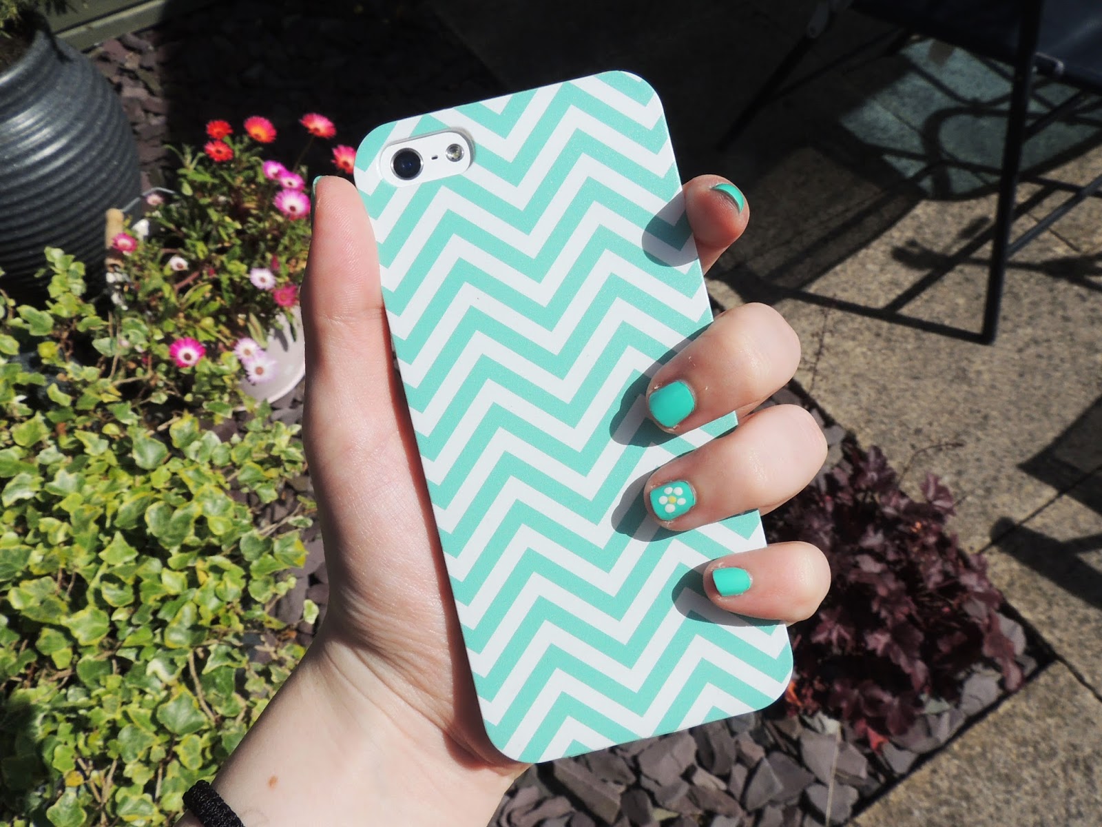 Brand New // Mint & White Chevron Print Phone Case | emiloue