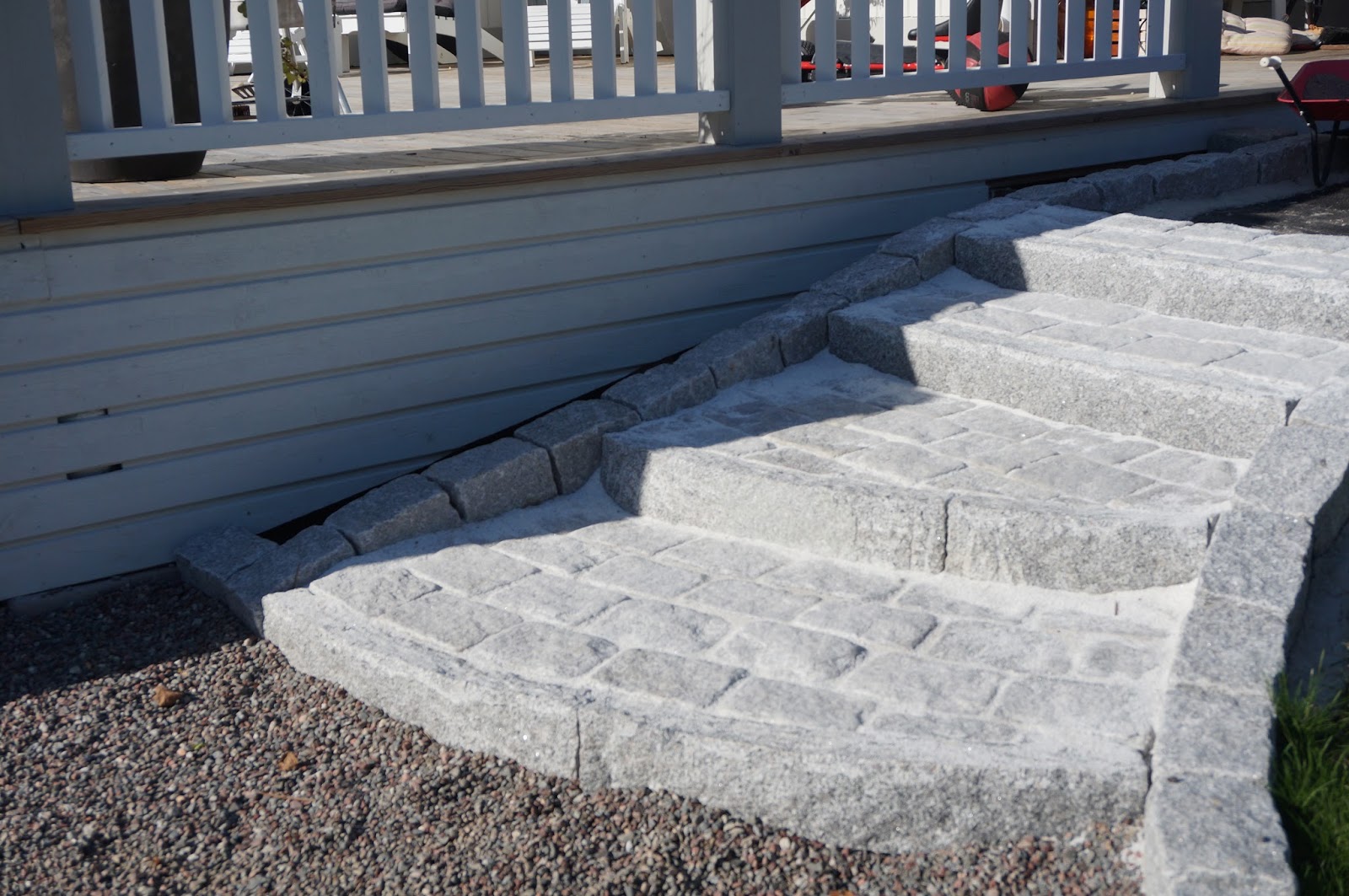 SkärgårdsVillan: Vi har byggt en stentrappa i granit