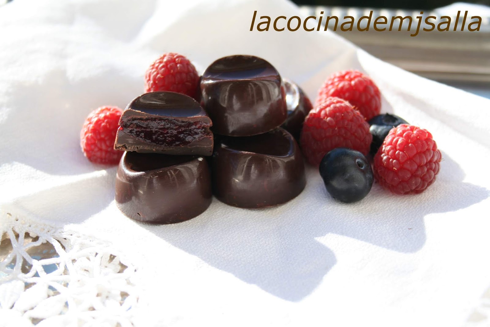 BOMBONES RELLENOS DE FRAMBUESAS Y ARÁNDANOS