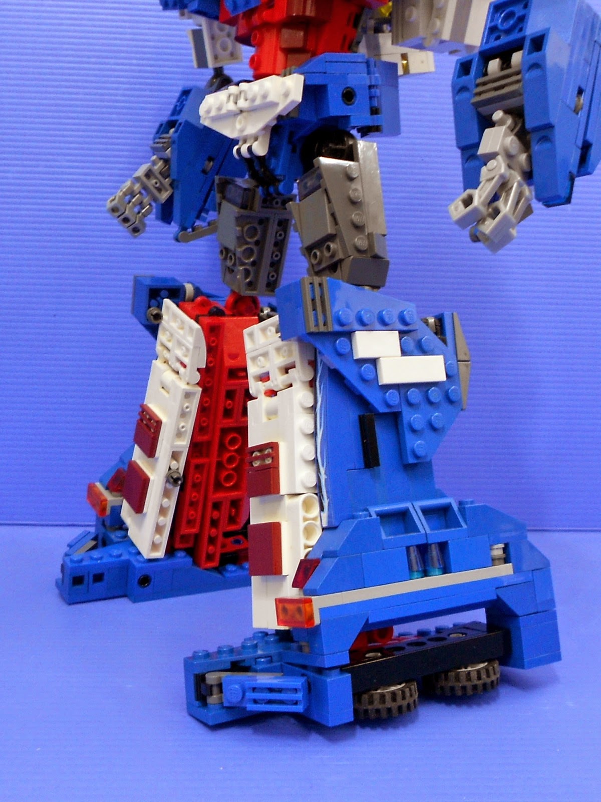 Alanyuppie's LEGO Transformers: LEGO Ultra magnus: Part 3 of 3 (Robot mode)