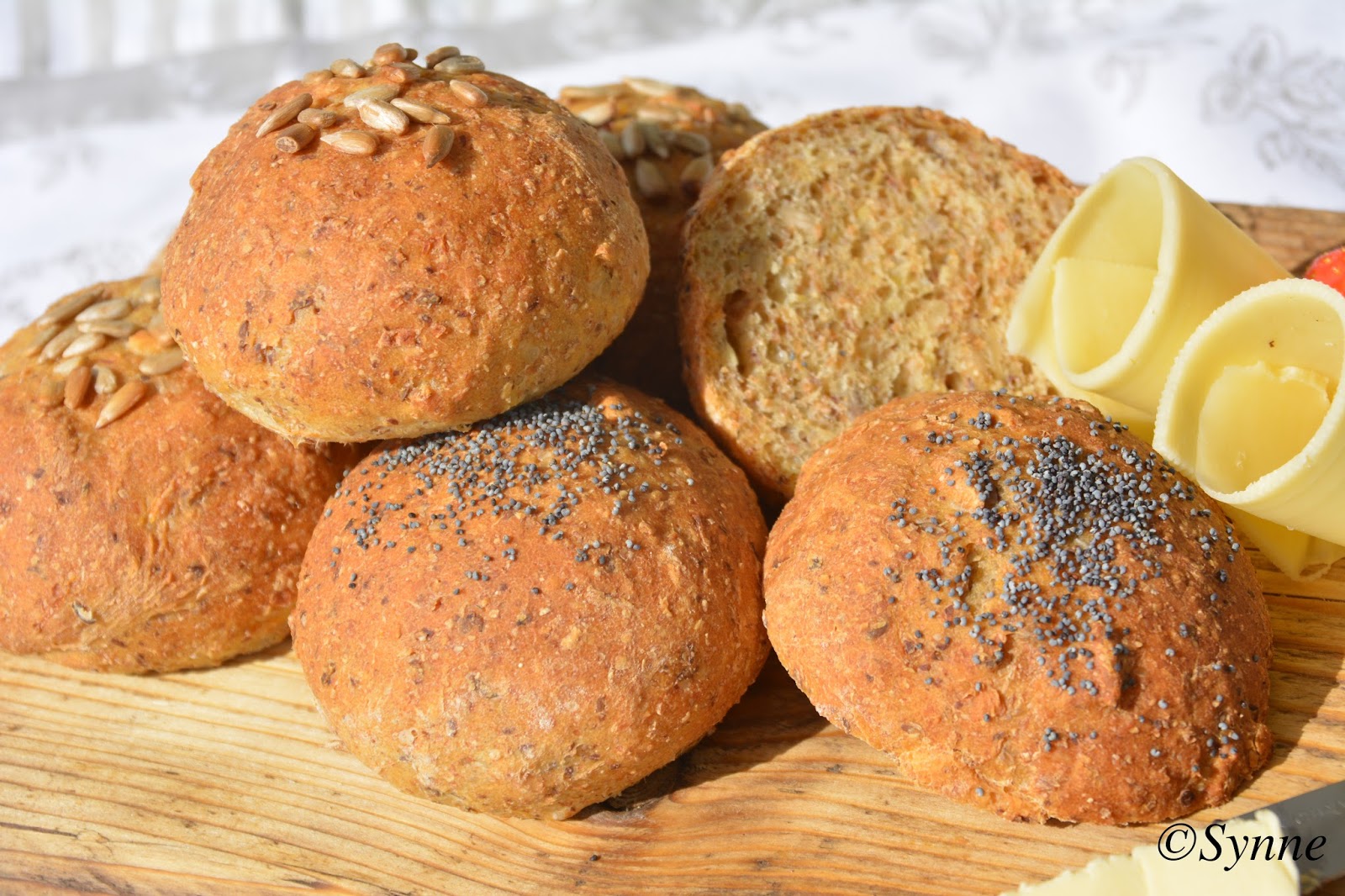 ganske enkelt: Rundstykker med raspet gulrot og solsikkefrø