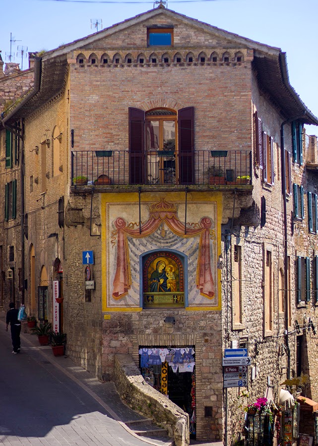 Io Torno A Vivere: Get Lost In The Magical Streets of Assisi