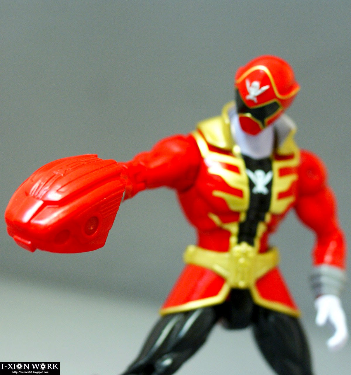 一眼看穿: Power Rangers Super Megaforce - Armored Super Mega Red