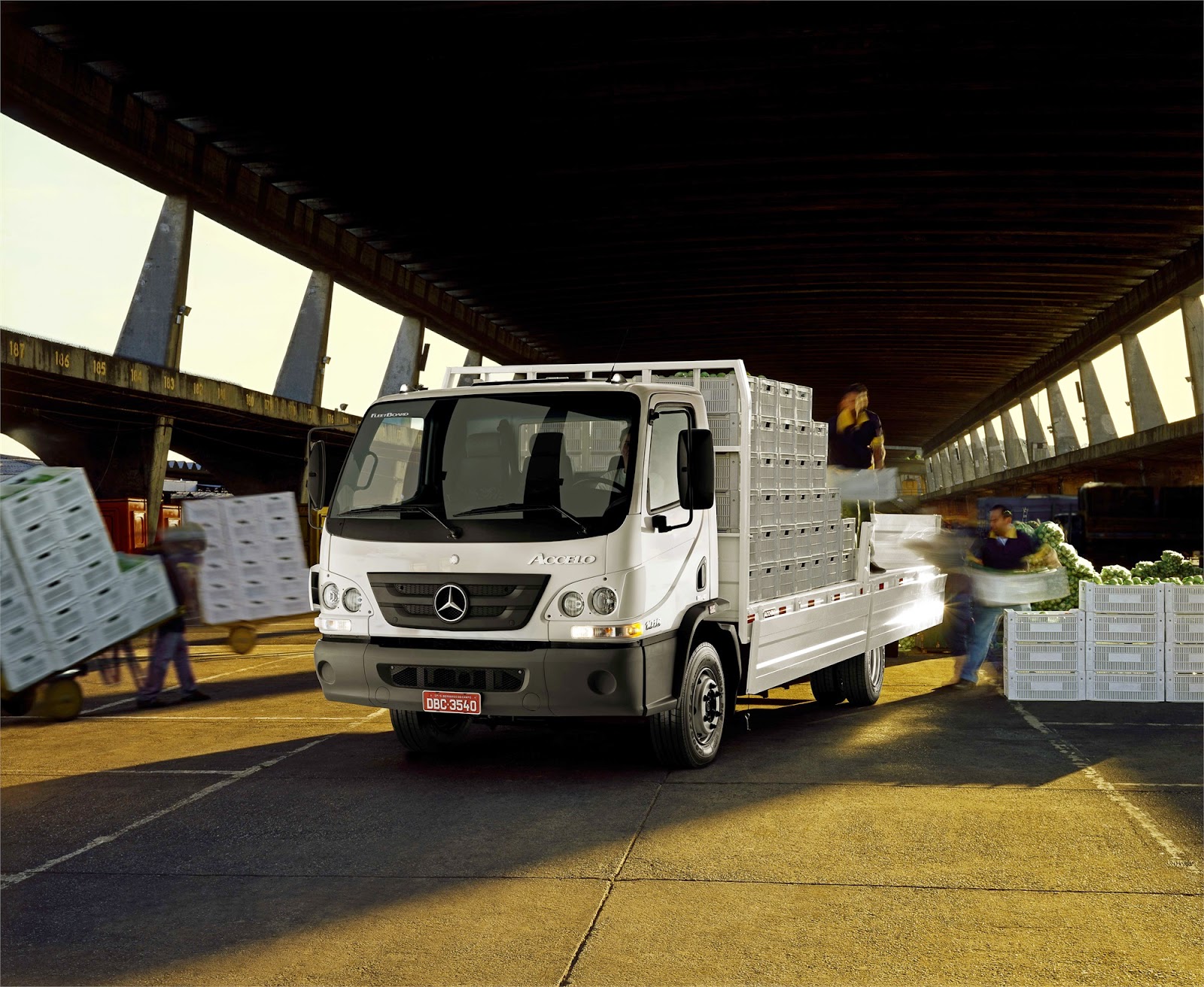 Caminhão leve Accelo 1016 da Mercedes-Benz ganha mais robustez e ...
