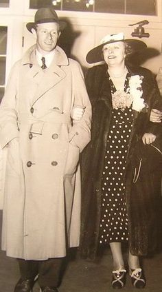 Leslie Howard: With Family - Photos