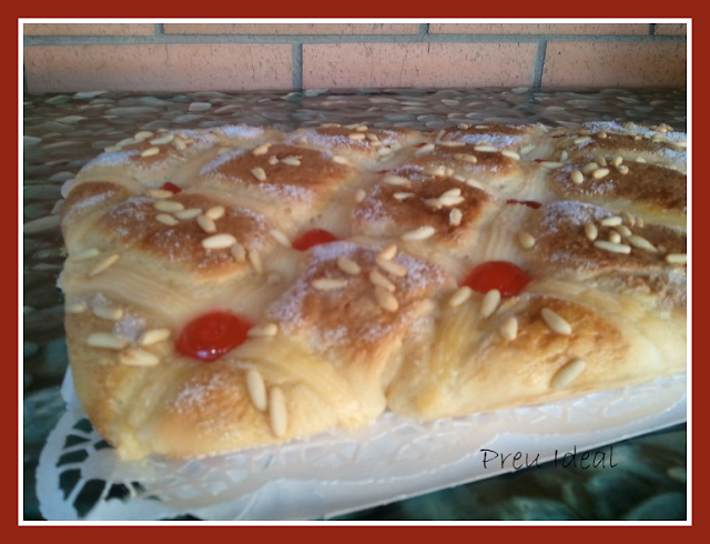 La cocina de Mari: Coca de briox crema y piñones