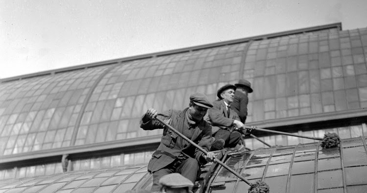 Don’t Look Down! Vintage Photographs of Skyscraper Window Cleaners From ...