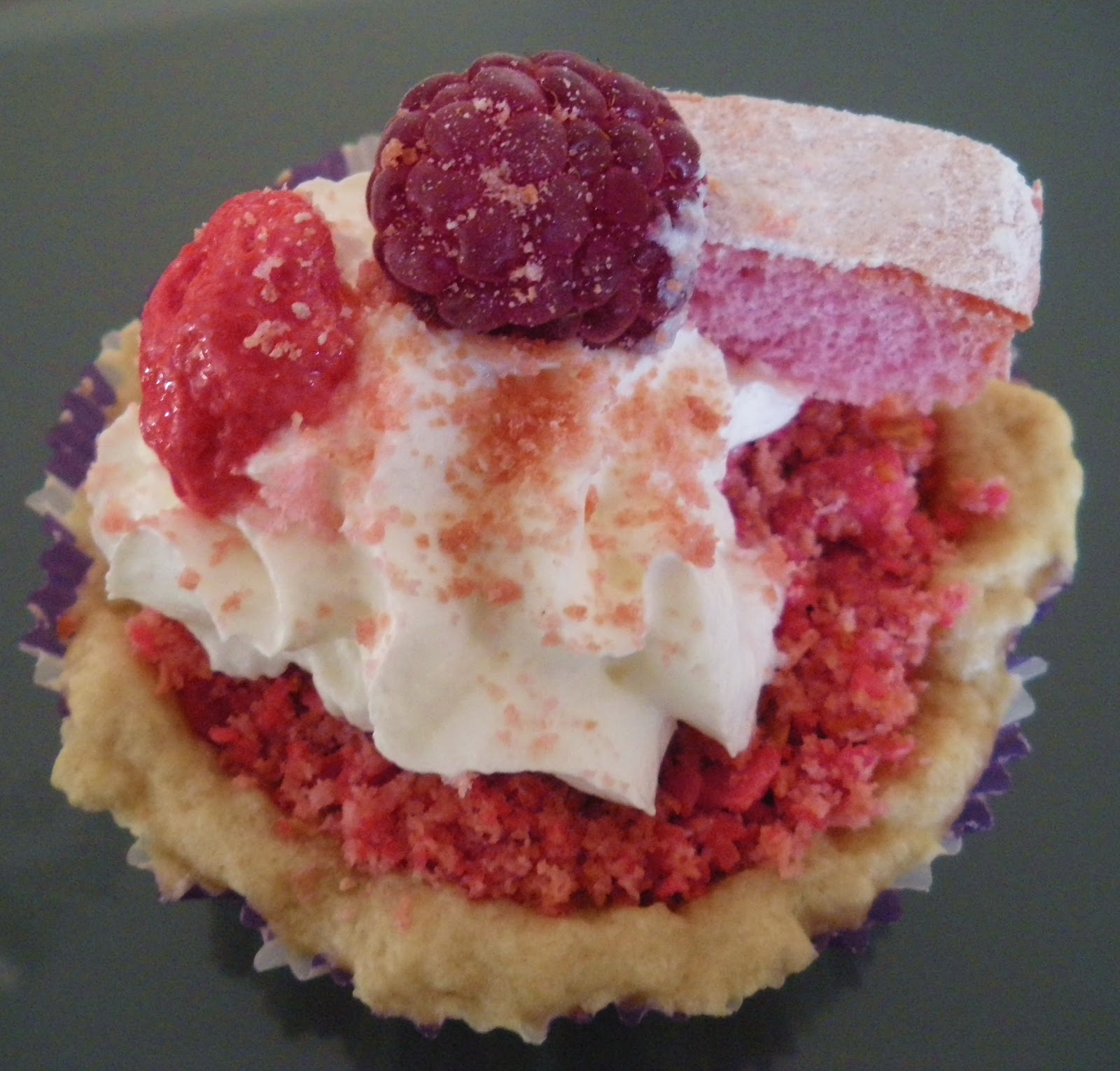 GATEAU GAGA - Love cakes: Tartelette aux fruits rouges et son crumble rose