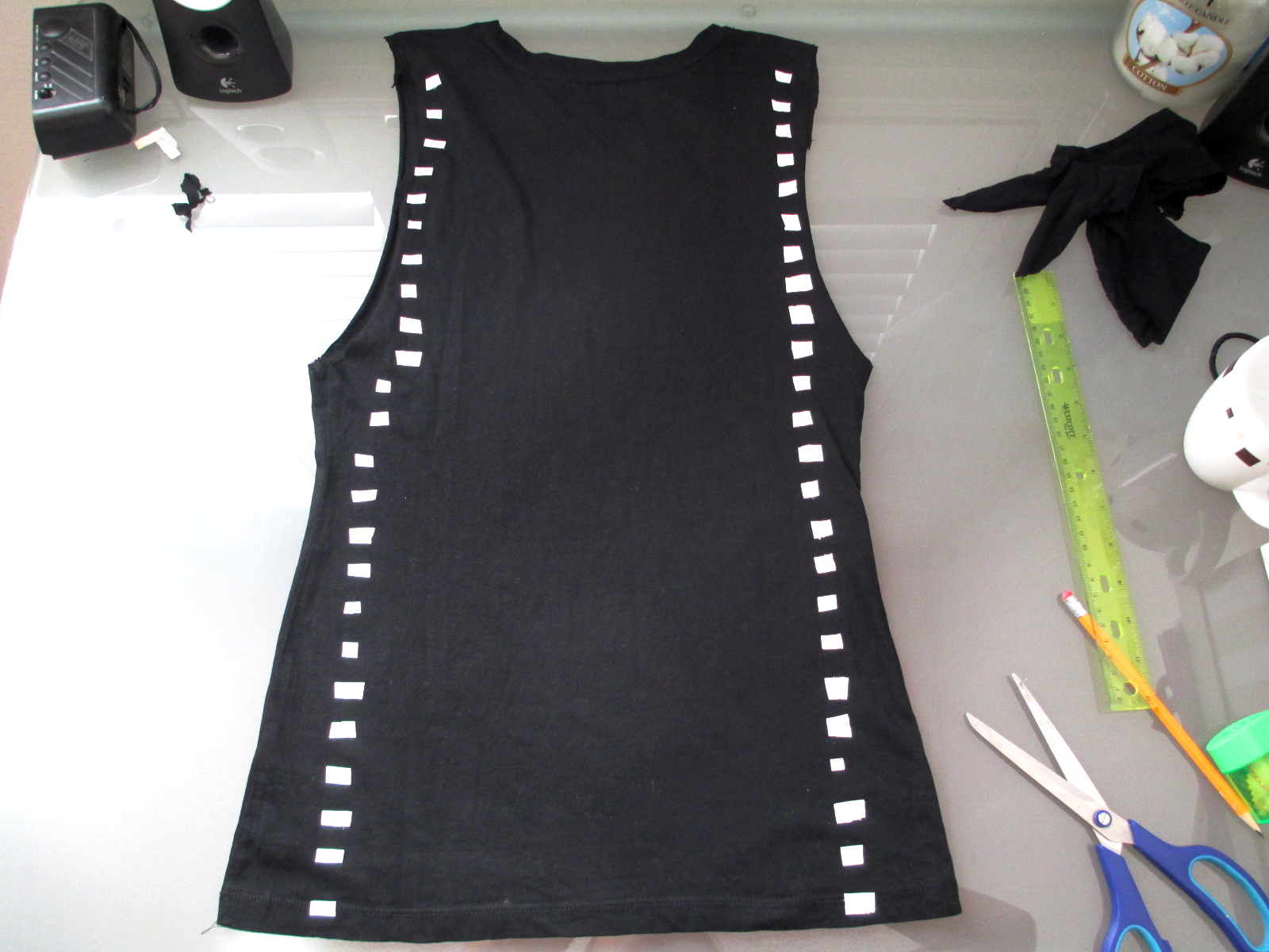 T R O P I C 7 7: DIY | Easy Shredded Tank Top