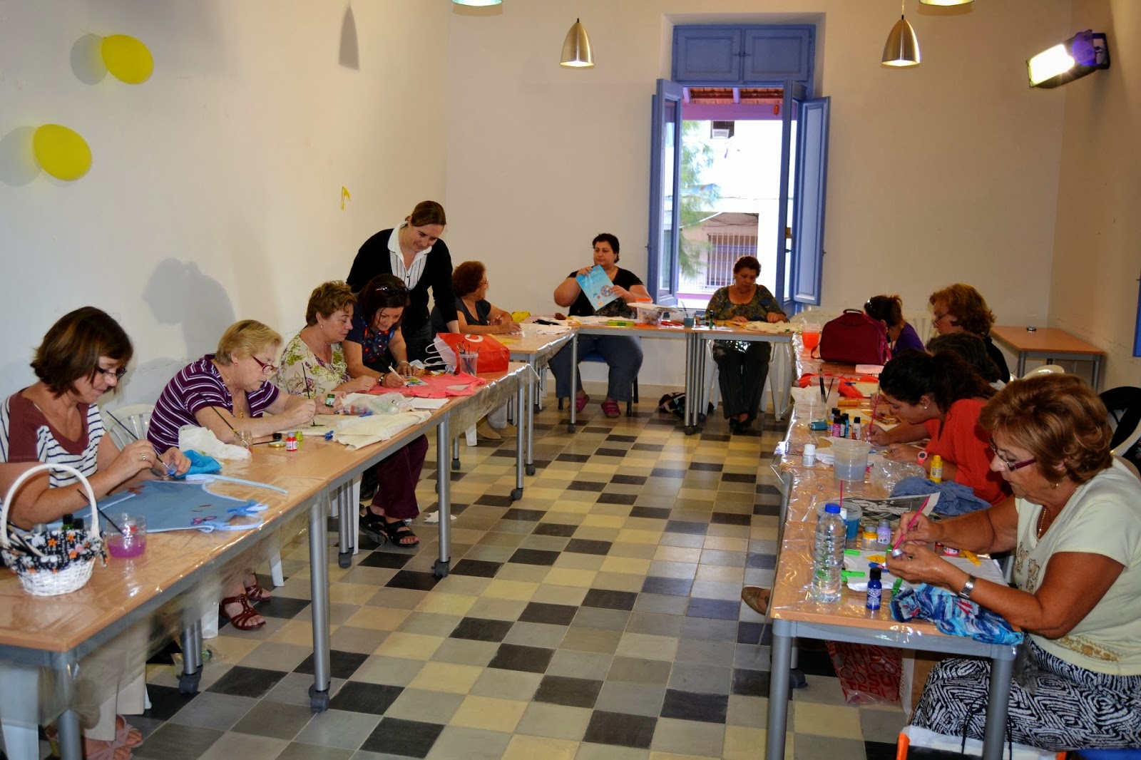 Águilas Radio: Taller de pintura en tela para mujeres