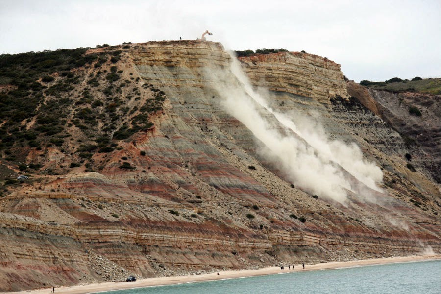 Derrocada controlada nas arribas de Lagos