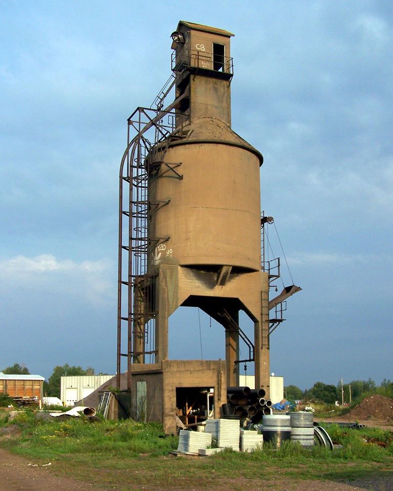 Towns and Nature: Ashland, WI: C&NW Coaling Tower and Roundhouse
