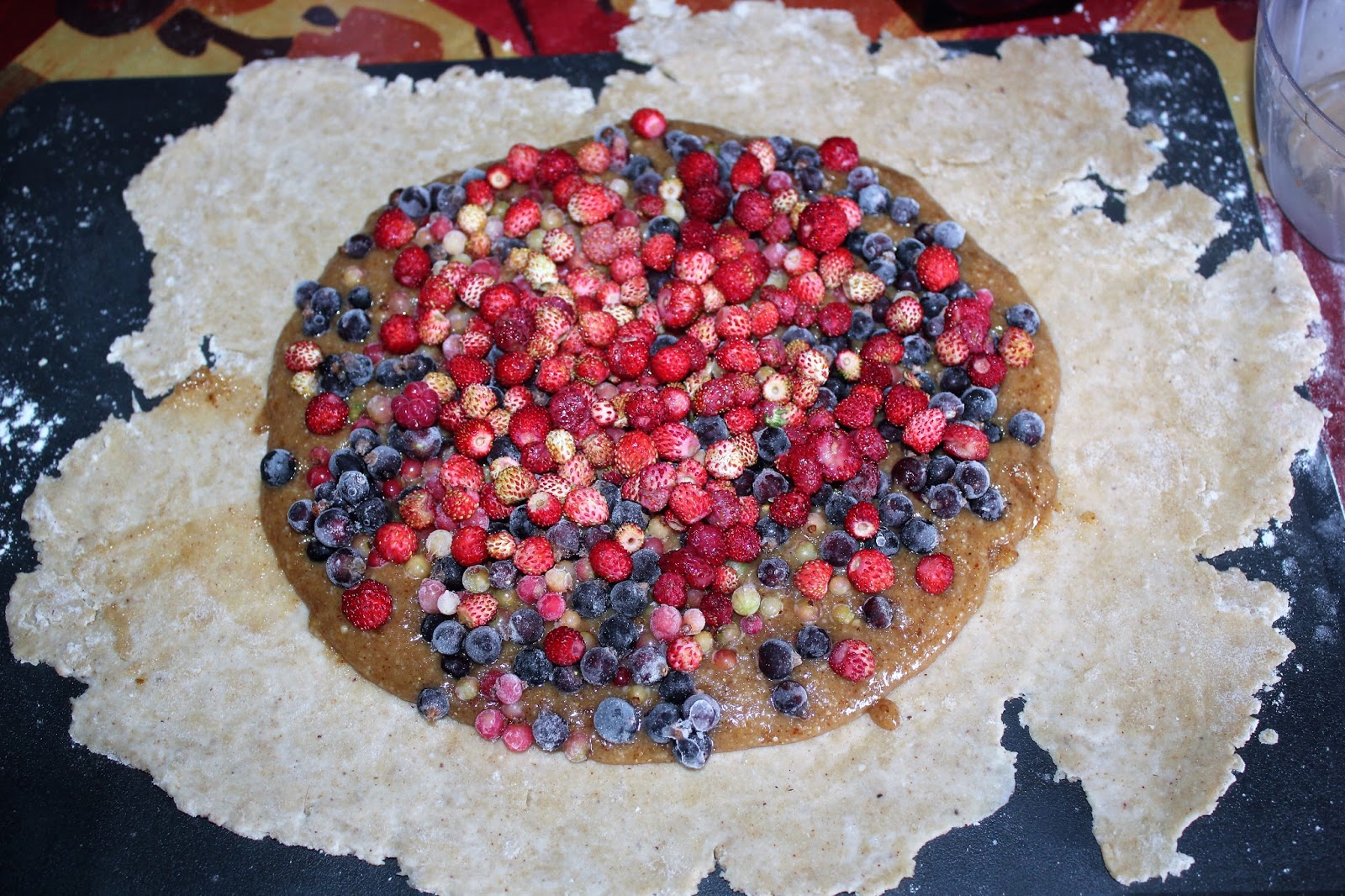 Tarte rustique aux fruits rouges et crème d'amandes aux fleurs de sureau