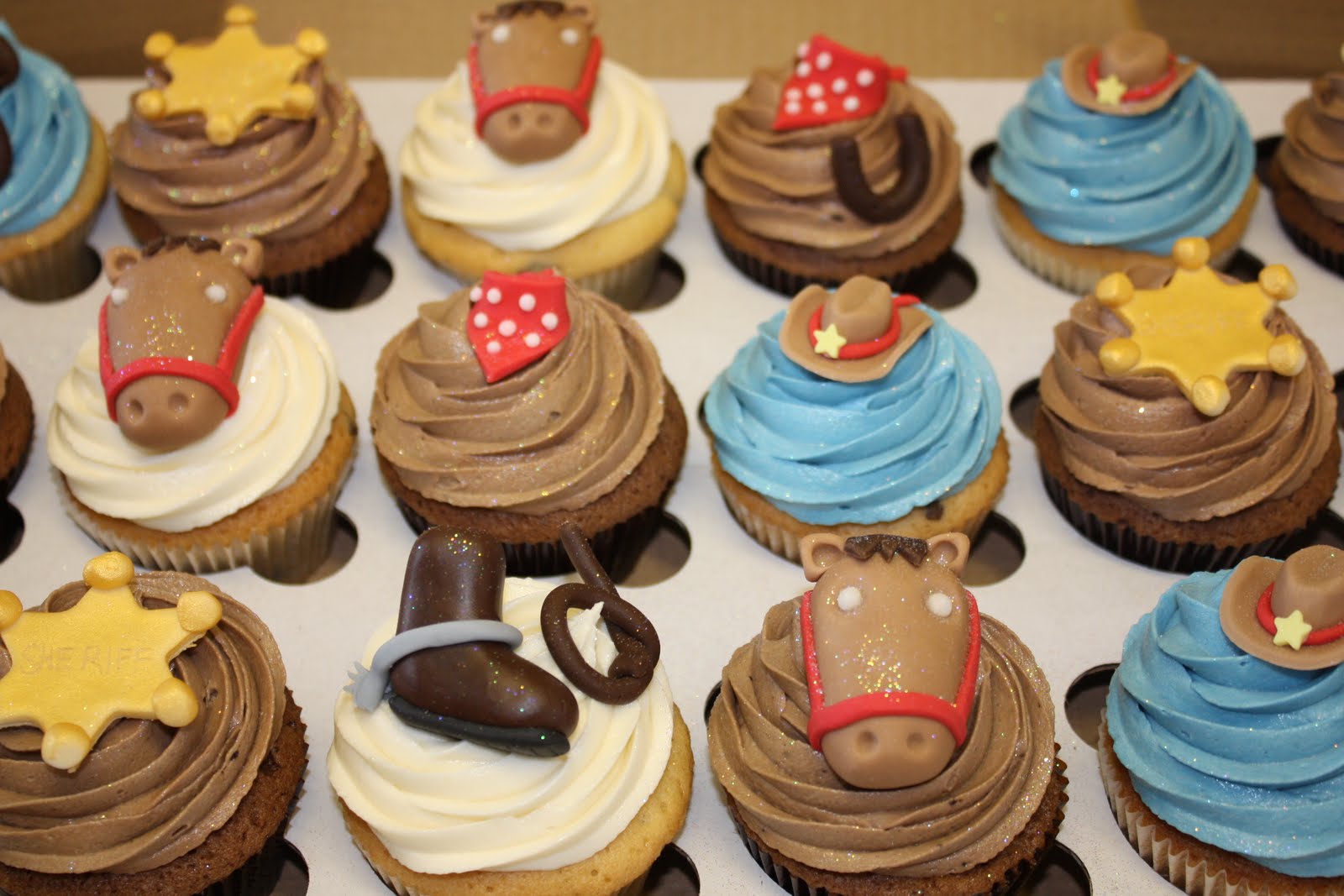 The Little House of Cupcakes: Rodeo themed cupcakes!