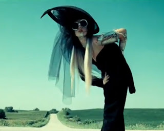 Giro dos Famosos: Lady Gaga impressiona crítica com clipe "You And I"