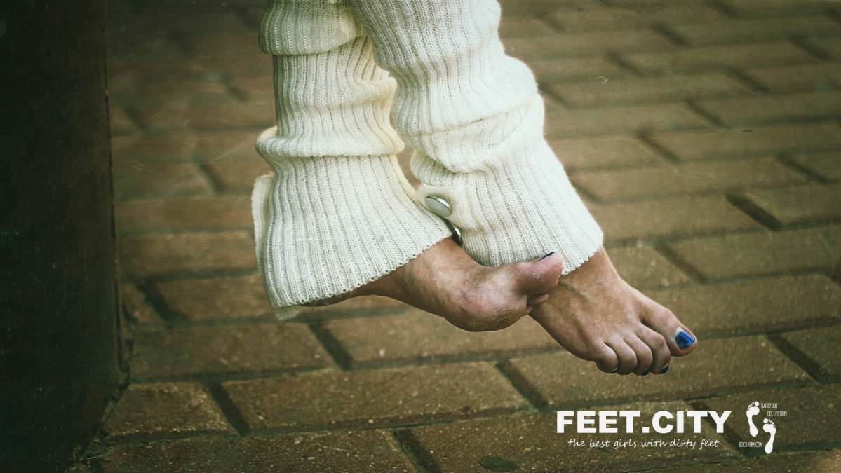 Cyberpunk Barefoot Girl #1 [Monthly Discount $10,05]