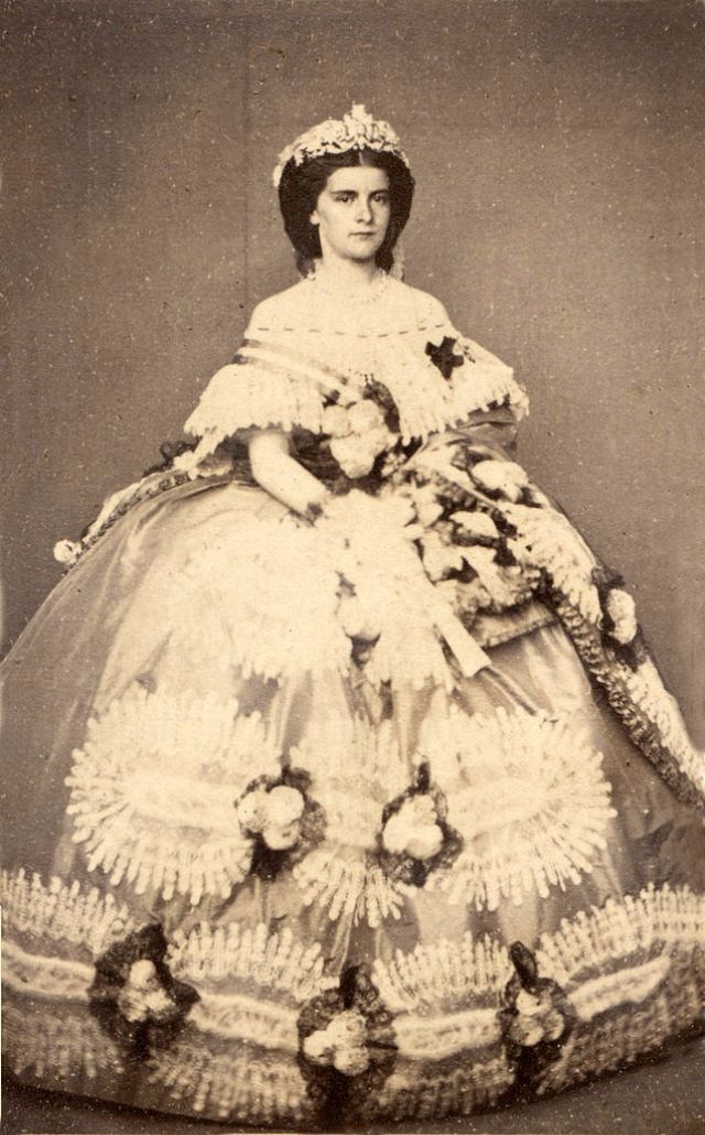 Crinoline: The Favorite Women Costume From Victorian Era ~ Vintage Everyday