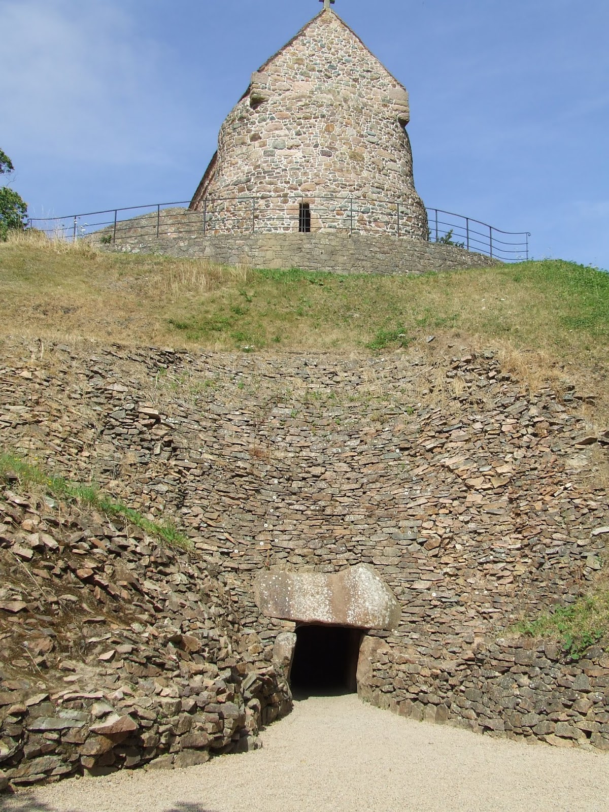 Linda Acaster: #Research: Neolithic Passage Tomb in Jersey