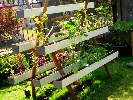 50 Kreasi Unik Pot Tanaman Hias di Taman - Rumahku Unik