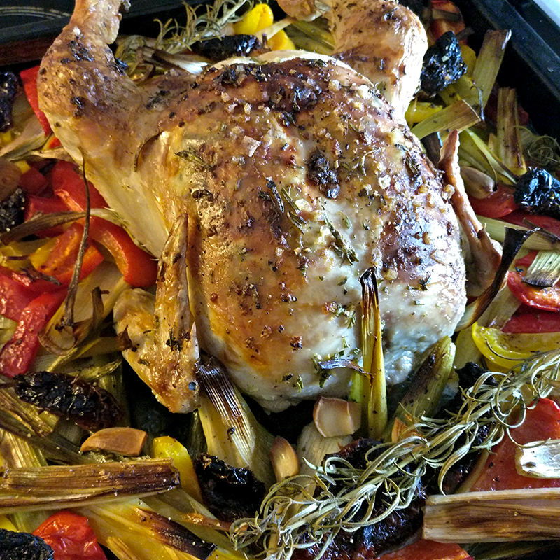 Uunissa paahdettu broileri kasvispedillä