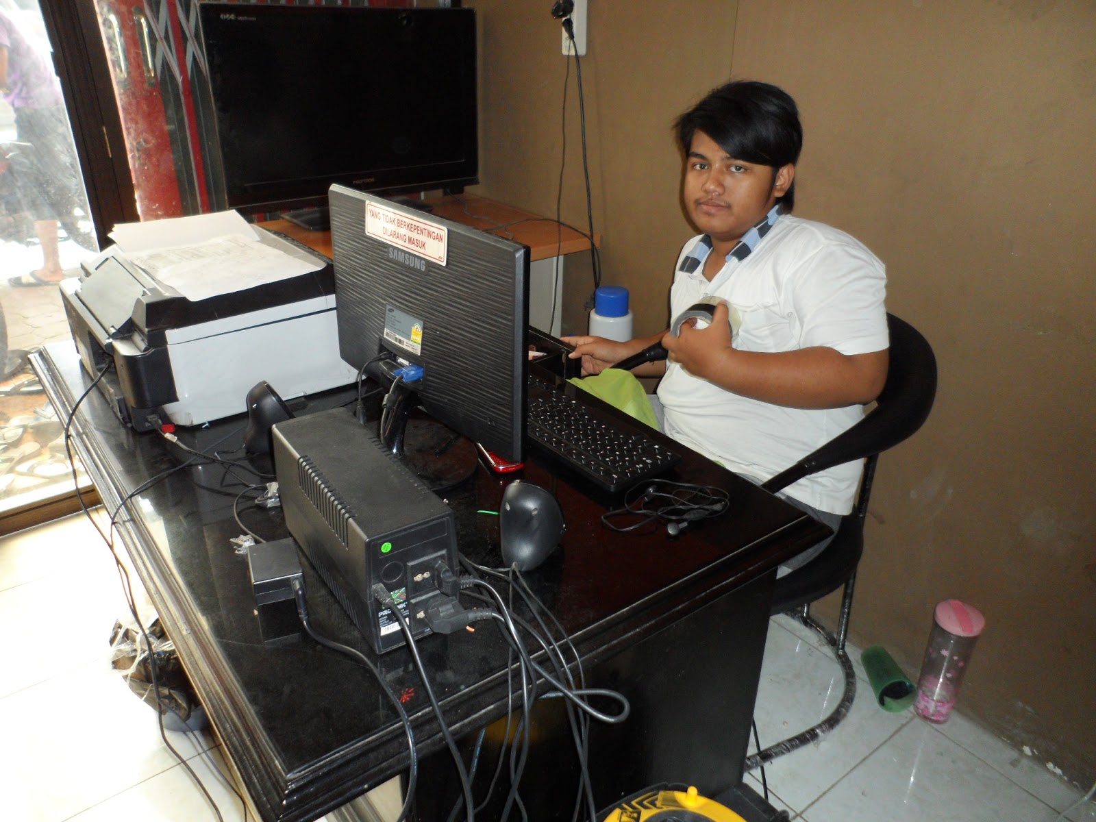 27 Desain Meja Operator Warnet - Desain Furniture