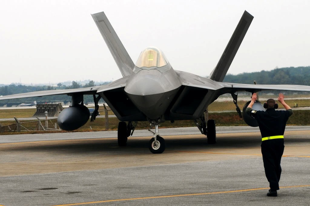 Eko Triyanggono: F-22 Raptor : Air Superiority Fighter