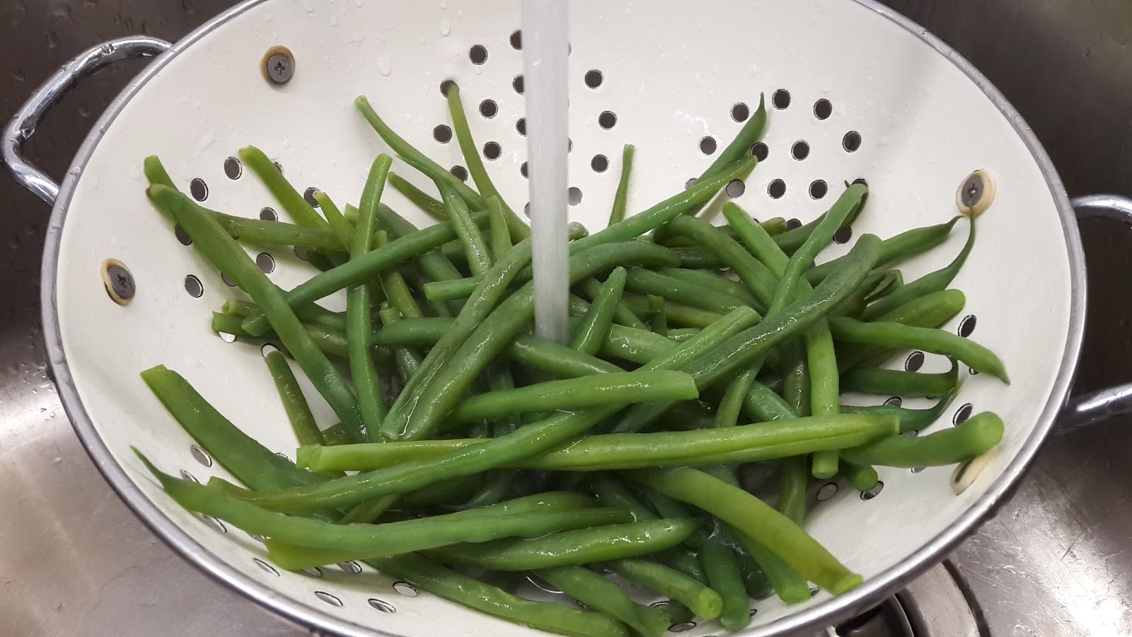 MANSIKKAHEINÄ: Paistettua lohta, papuja ja yrtti nro 3