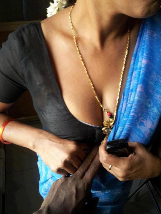 Desi aunty Deep Cleavage with blouse - Actress Photo Quen