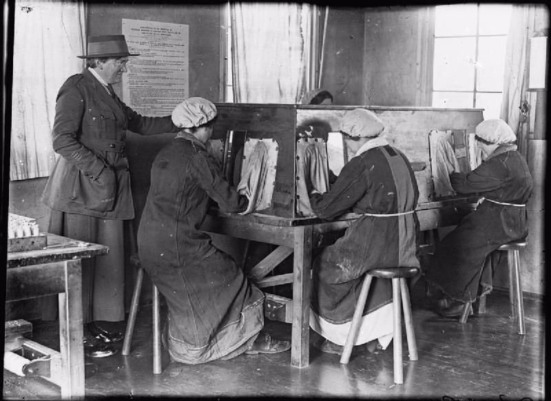 30 Incredible Photos of the Canary Girls, Female Munition Workers in ...