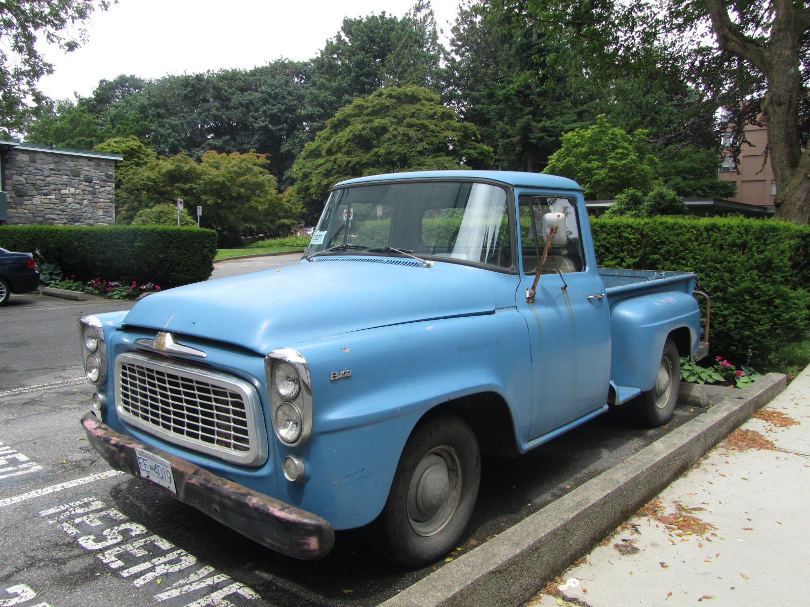 autoliterate: 1960 International Harvester B100